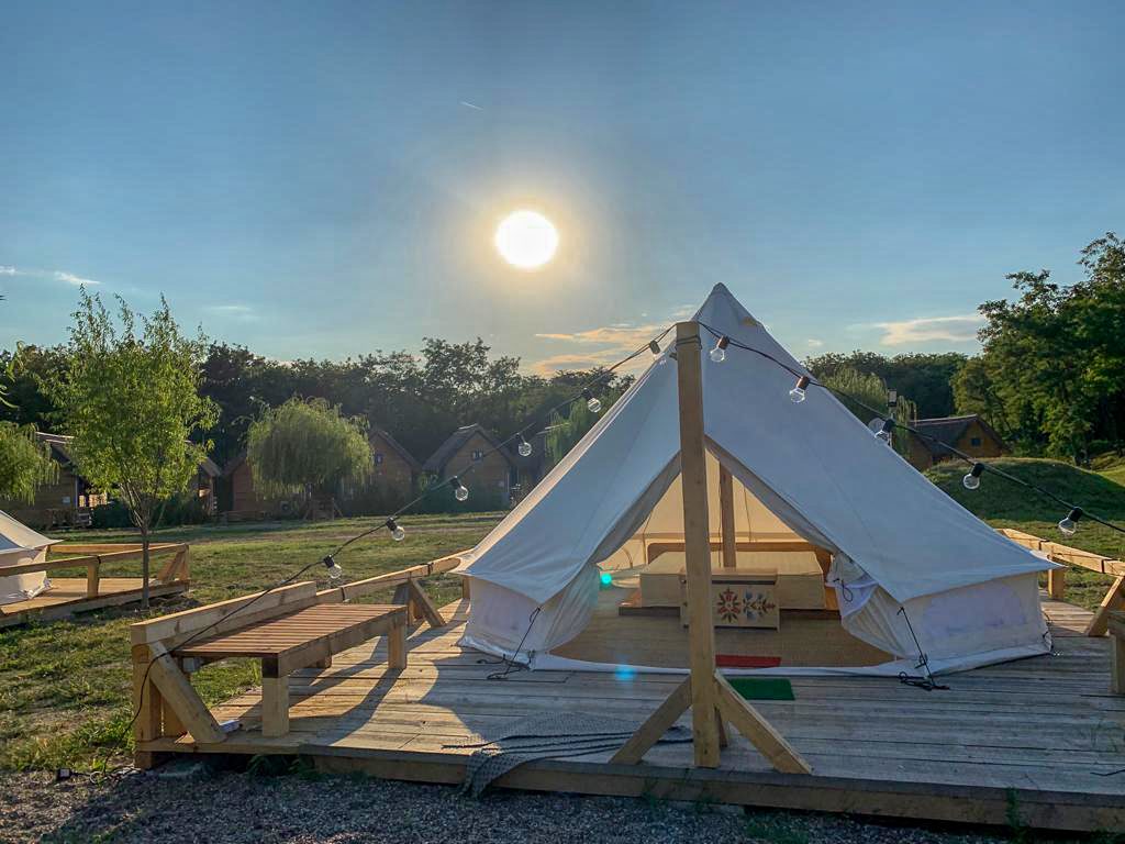 Resort in Delta Siretului, ofera spre cazare, case plutitoare sau ...