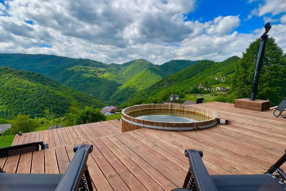 Cabana in stil scandinav, cu ciubăr situată într-un ținut de poveste ...